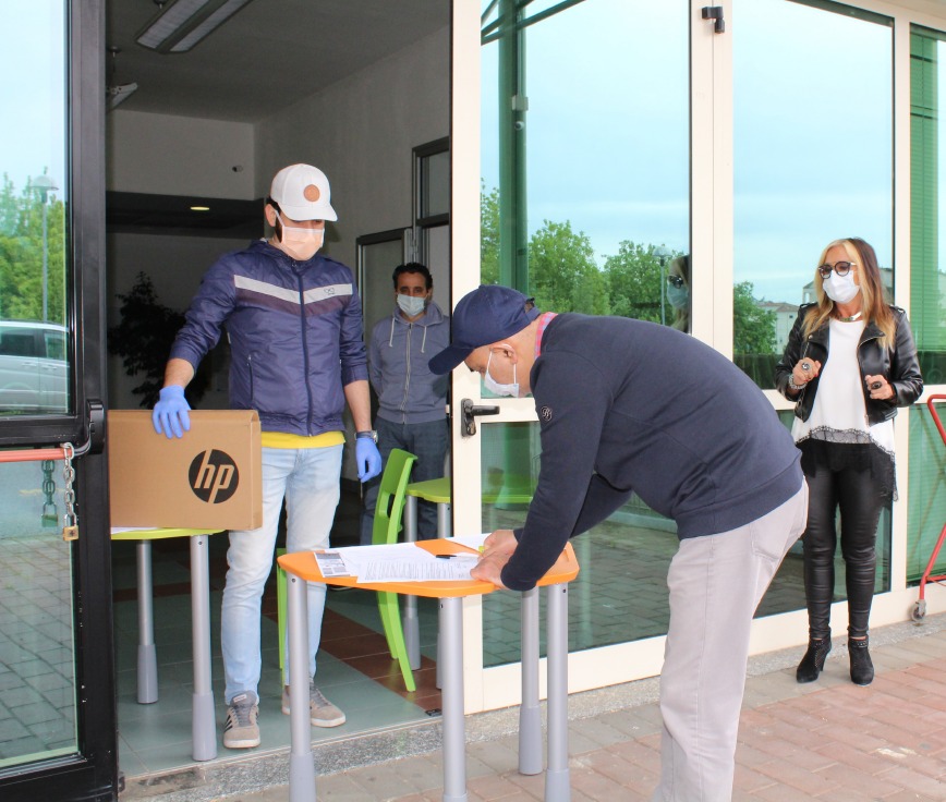 Crema News - Sraffa, 50 computer agli studenti